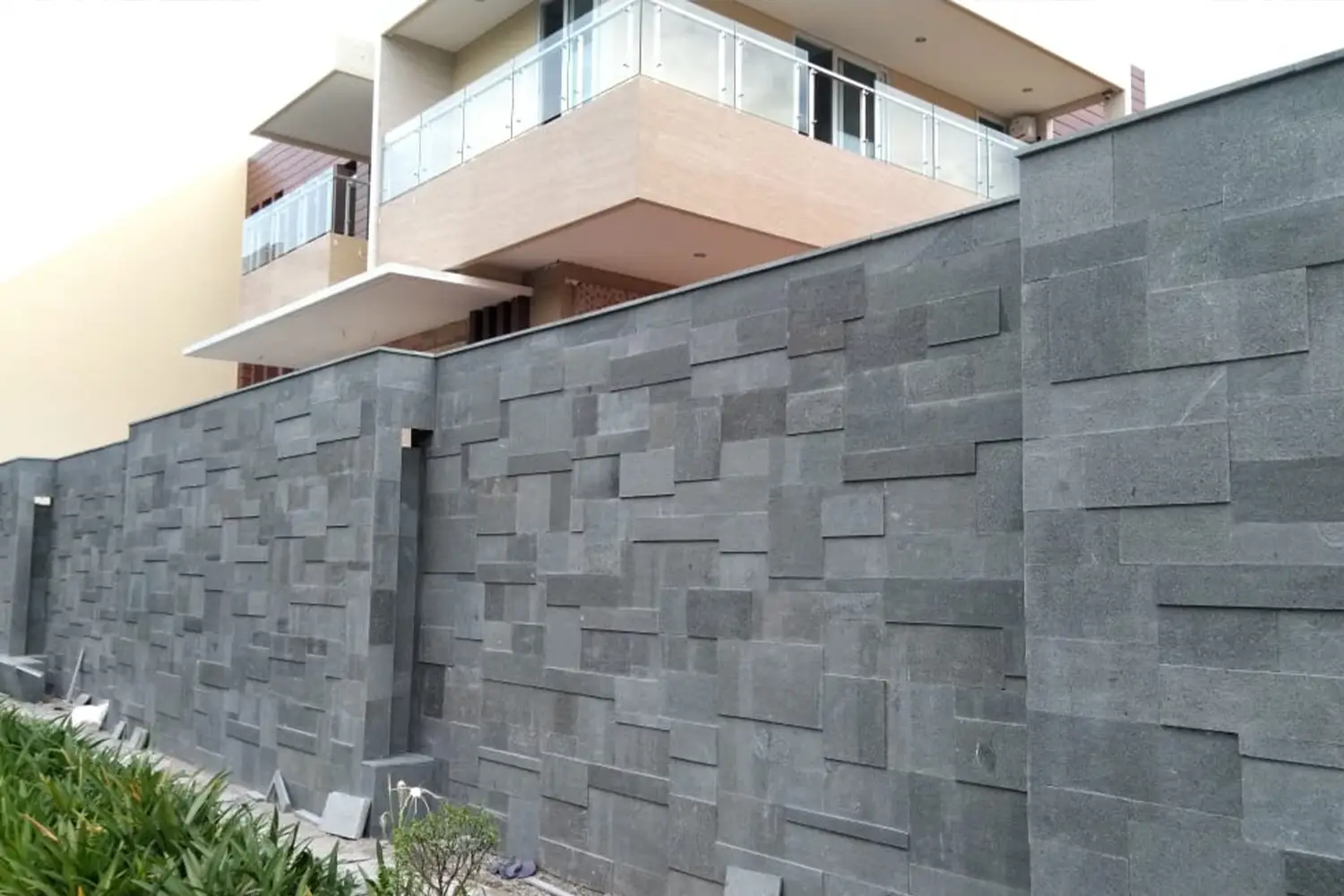 Batu Andesit: Material Elegan untuk Interior dan Eksterior Rumah ...